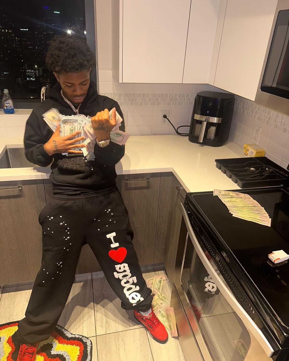 Li Rye Outfit from February 18, 2024 | WHAT’S ON THE STAR?