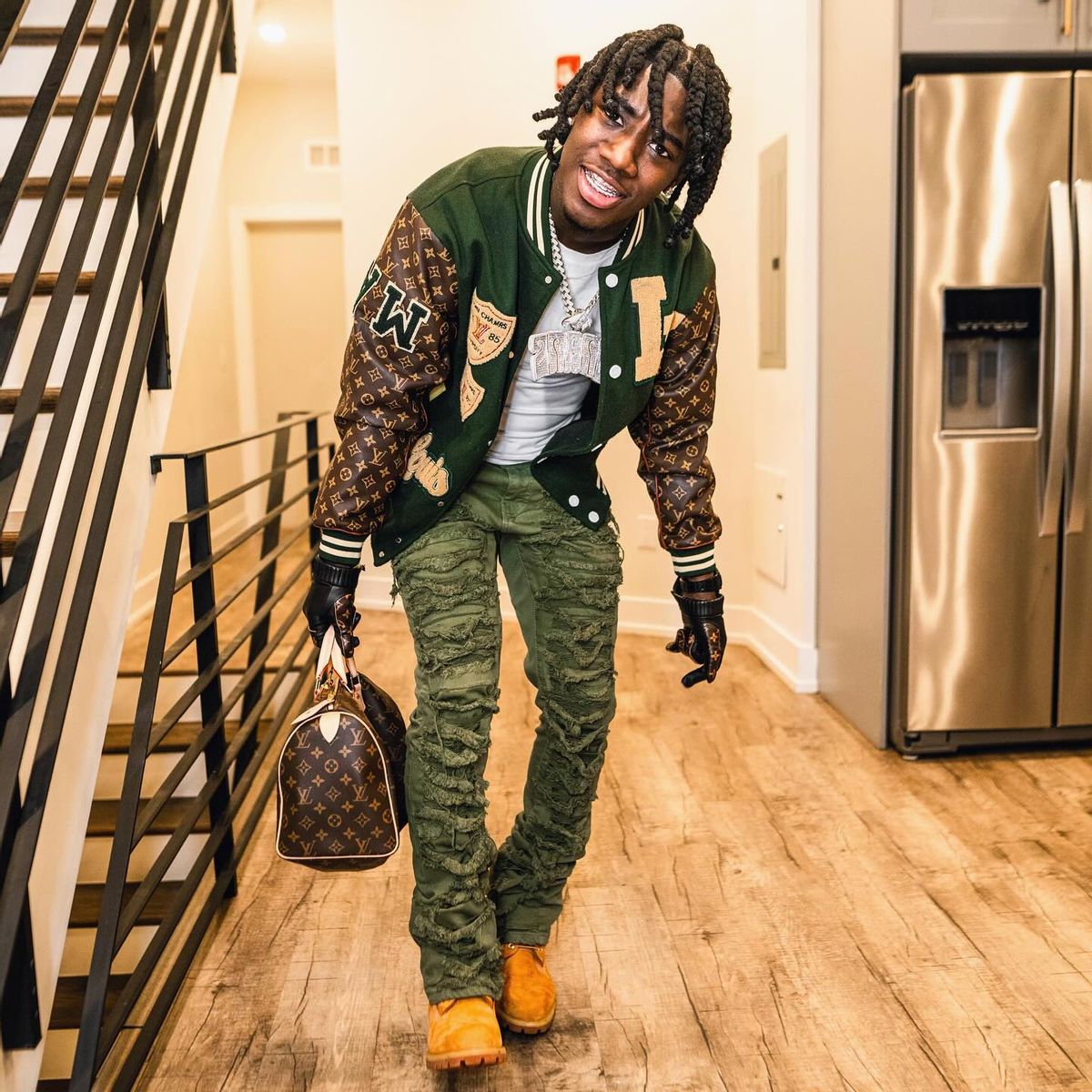 2Rare Outfit from May 23, 2024 | WHAT’S ON THE STAR?