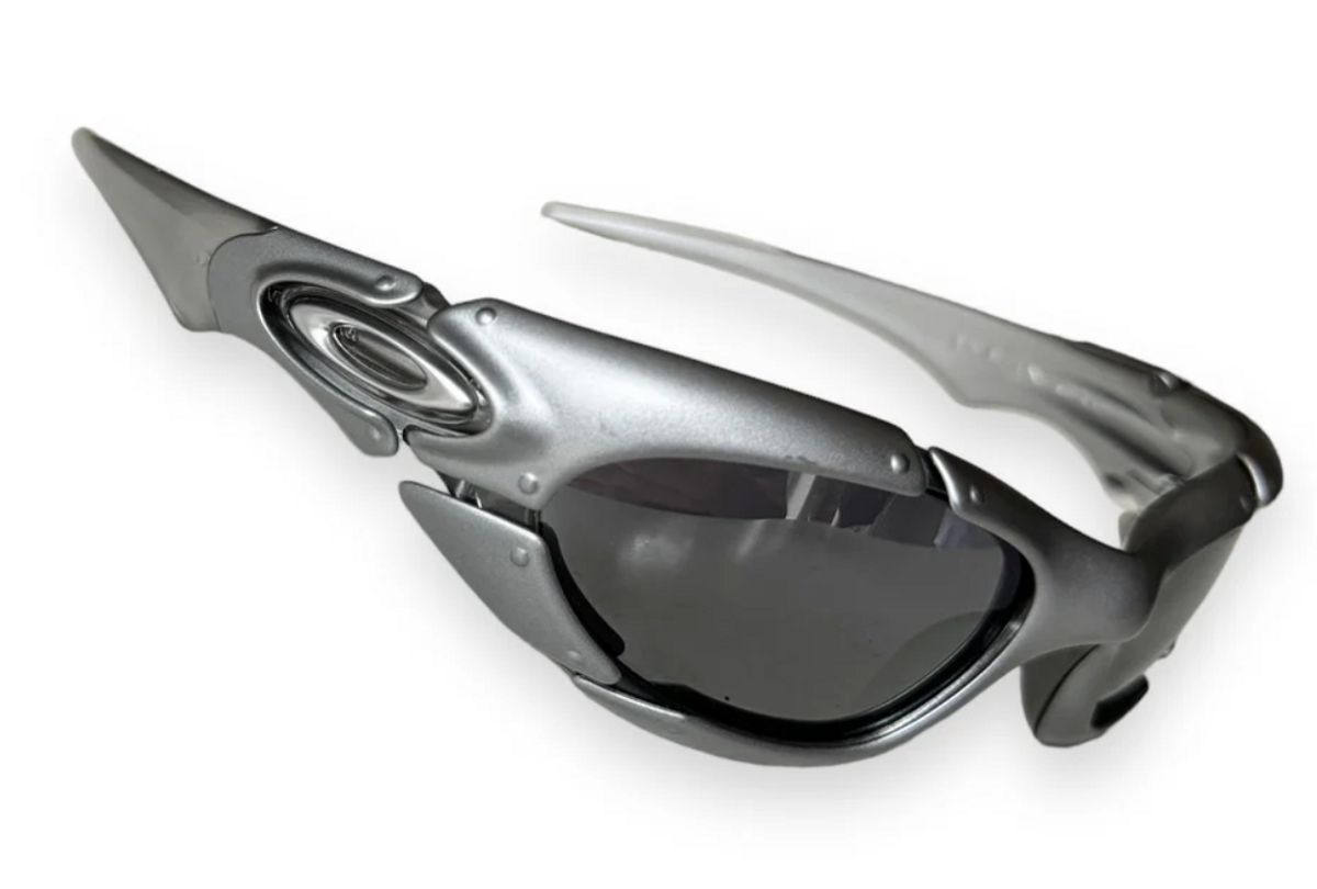 Oakley Plate Dark Silver/Black Iridium | WHAT’S ON THE STAR?