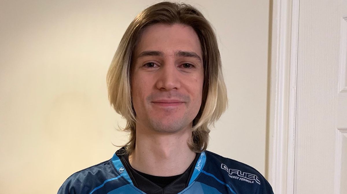 xQc: Outfits, Clothes, Style and Fashion | WHAT’S ON THE STAR?