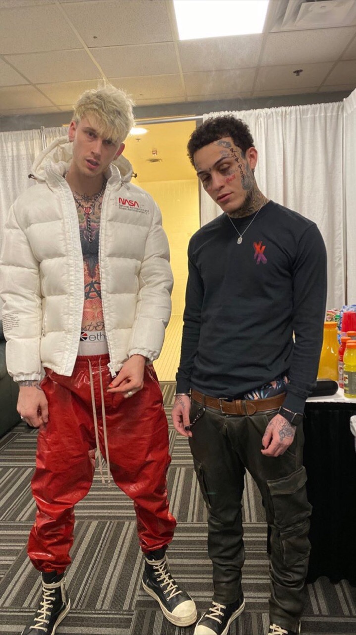 Machine Gun Kelly Outfit from December 25, 2019 | WHAT’S ON THE STAR?