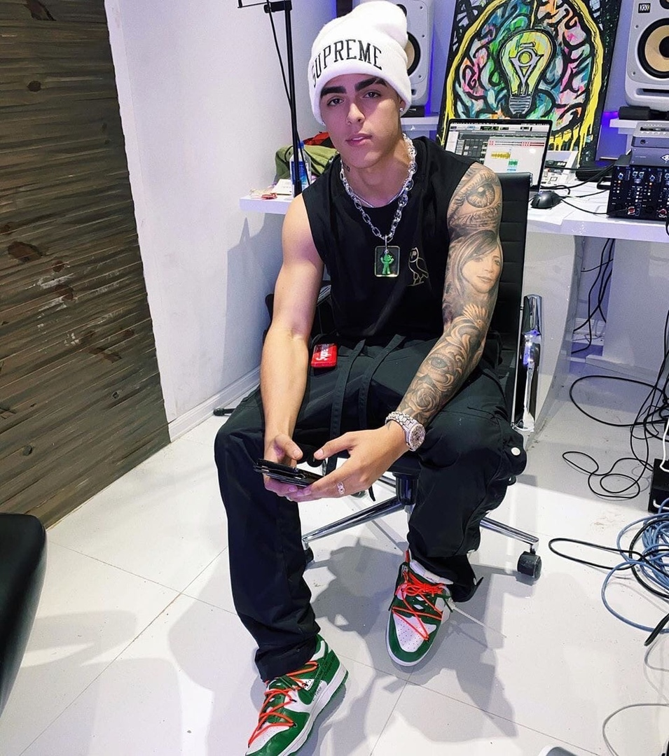 Lunay Outfit from March 27, 2020 | WHAT’S ON THE STAR?