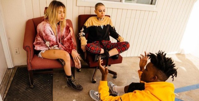 Civil Regime: Clothing, Shoes & Accessories | WHAT’S ON THE STAR?