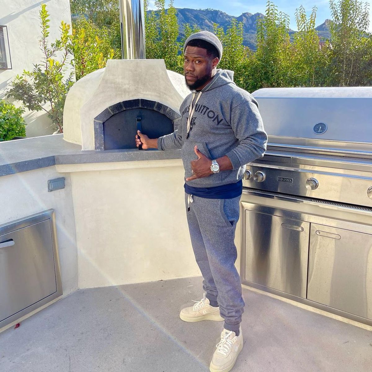 Kevin Hart Outfit from January 7, 2021 | WHAT’S ON THE STAR?