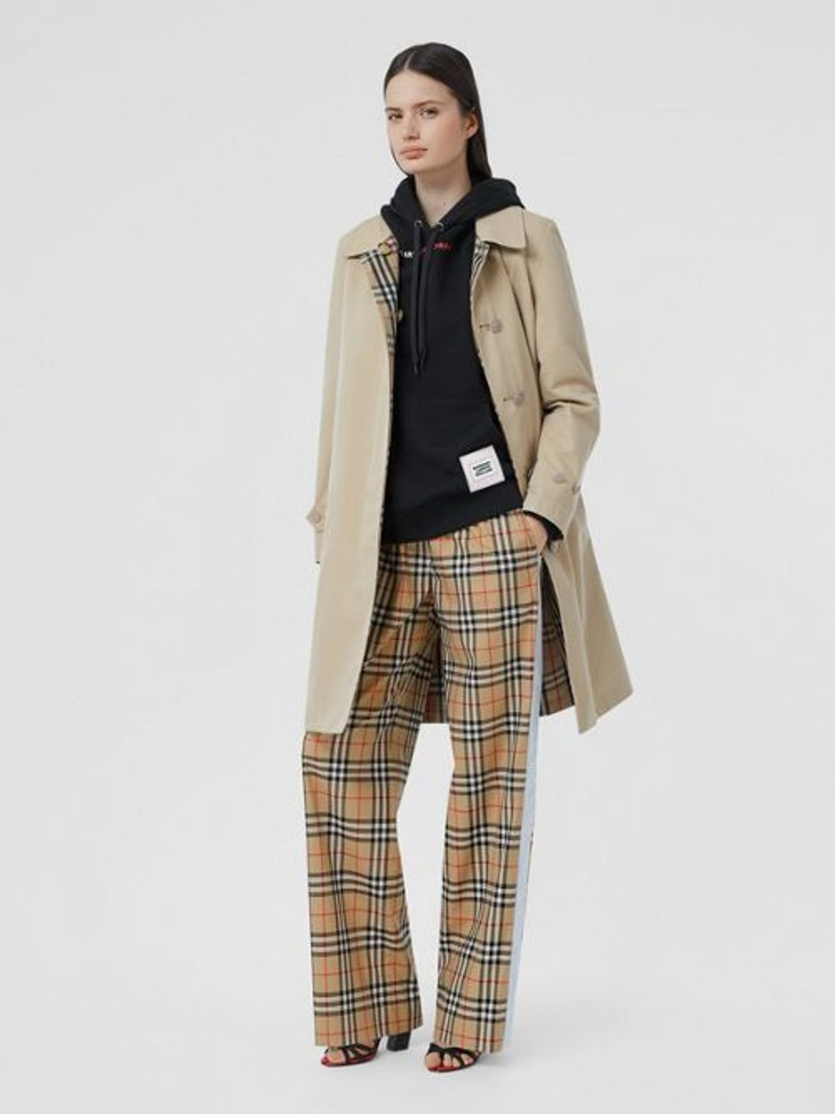 Burberry V In Archive Beige | WHAT’S ON THE STAR?