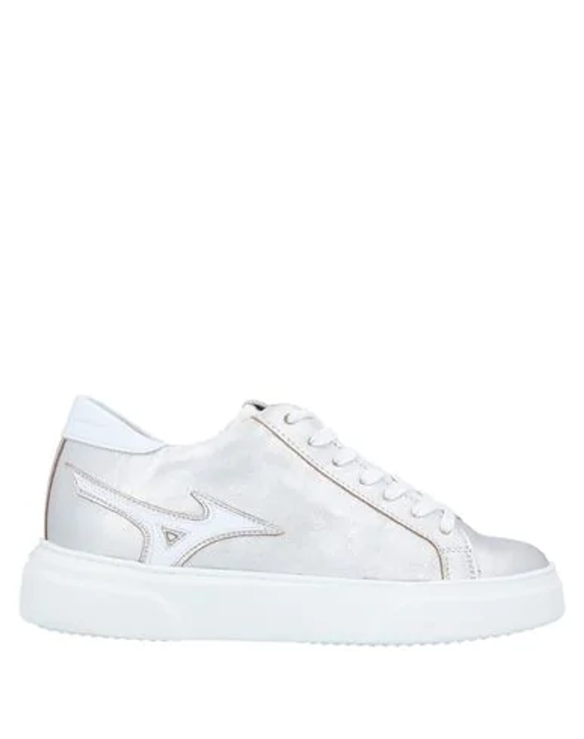 Mizuno Sneakers In Silver | WHAT’S ON THE STAR?