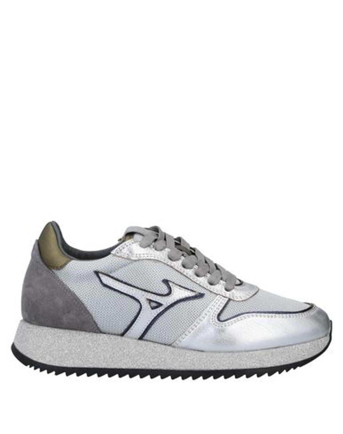 Mizuno Sneakers In Silver | WHAT’S ON THE STAR?