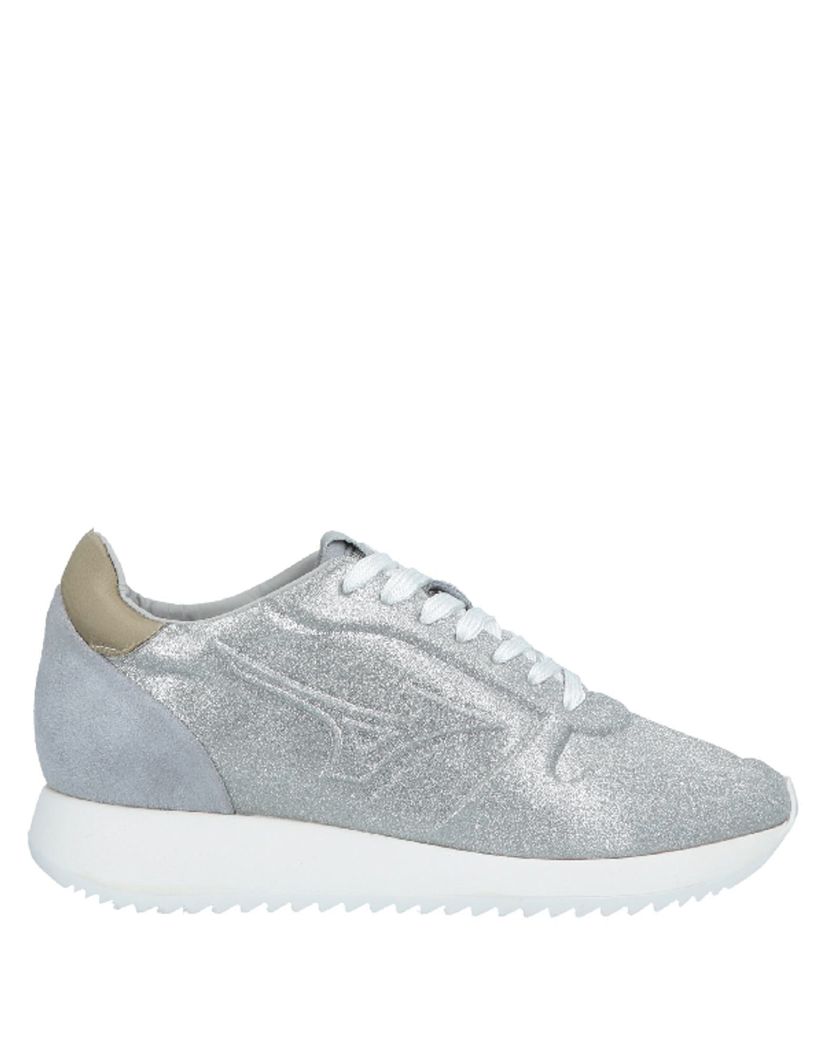 Mizuno Sneakers In Silver | WHAT’S ON THE STAR?