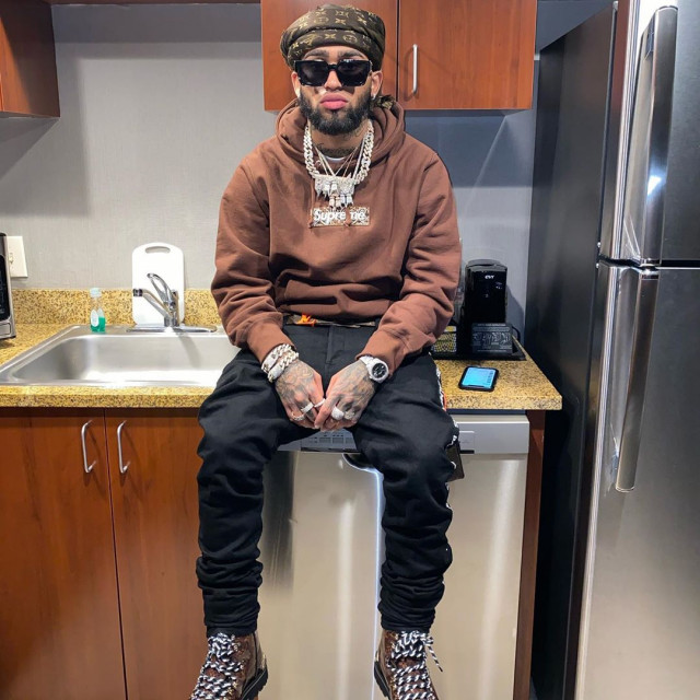 Bryant Mayers Outfit from May 28, 2020 | WHAT’S ON THE STAR?