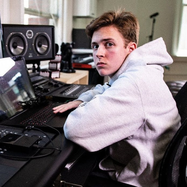 Nick Mira: Outfits, Clothes, Style and Fashion | WHAT’S ON THE STAR?