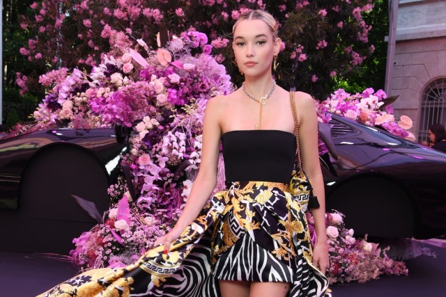 Sarah Snyder: Outfits, Clothes, Style and Fashion | WHAT’S ON THE STAR?