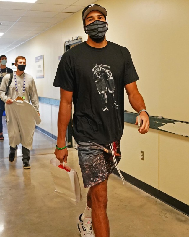 Jayson Tatum Outfit from November 1, 2020 | WHAT’S ON THE STAR?