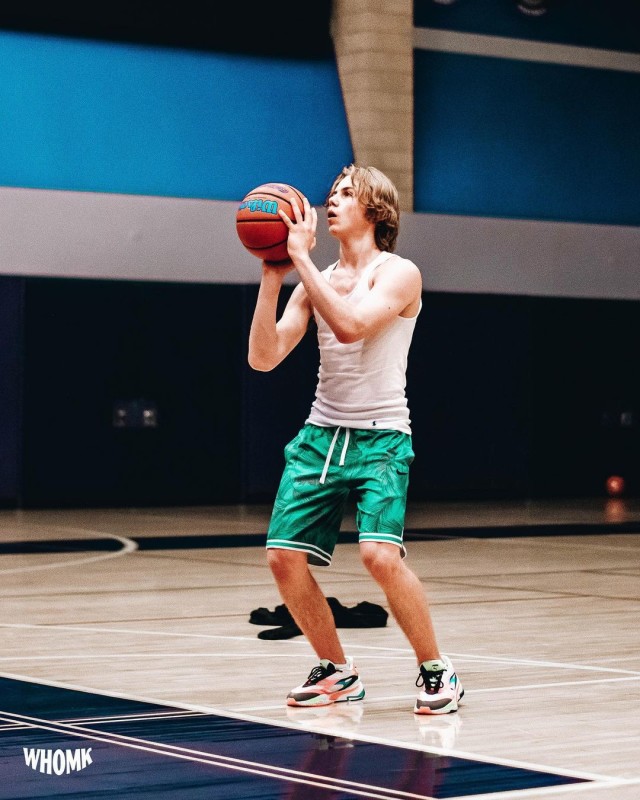 The Kid Laroi Outfit from September 18, 2020 | WHAT’S ON THE STAR?