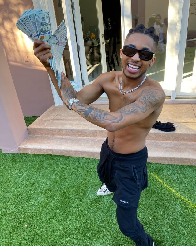 DDG Outfit from November 16, 2020 | WHAT’S ON THE STAR?