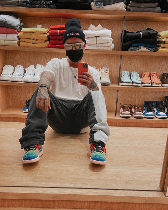 J Balvin Outfit from November 28, 2020 | WHAT’S ON THE STAR?
